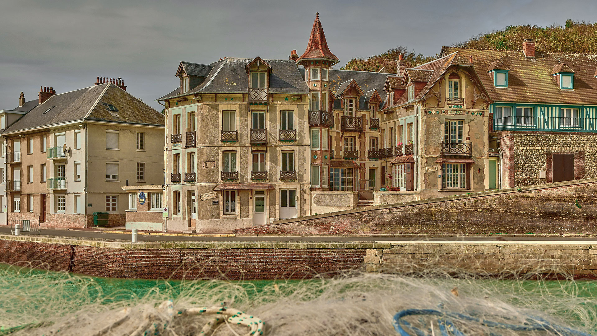 What are the prepositions of place in French?