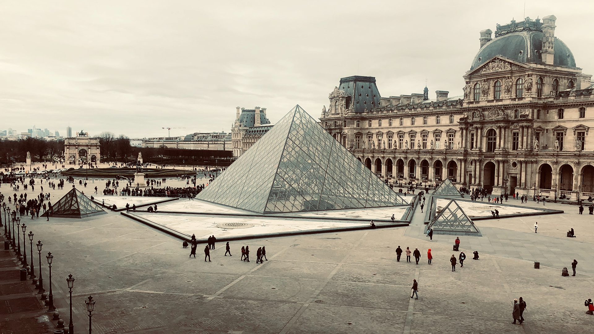 How to form and use the past conditional in French?