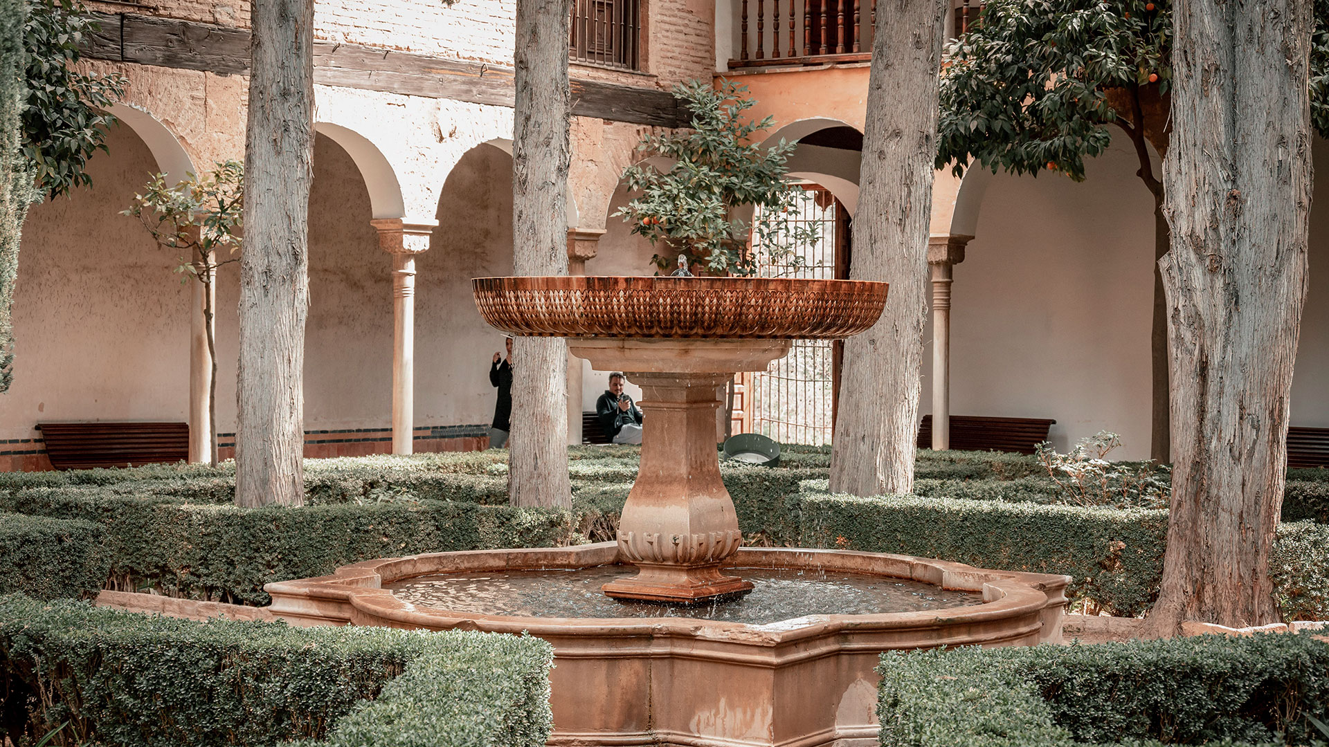 What is the difference between ‘hay’ and ‘estar’ in Spanish?