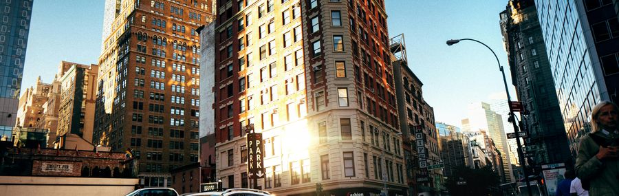 How to use the present continuous in English?