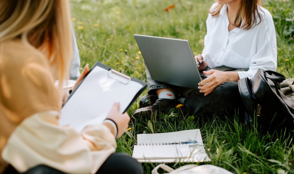 Best AI Prompts for Students: ChatGPT, Claude AI & Bard