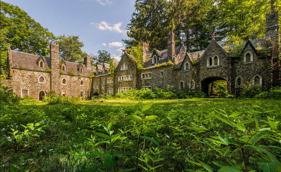 The Castle No One Ever Lived In: Dundas Castle’s Haunting Legacy