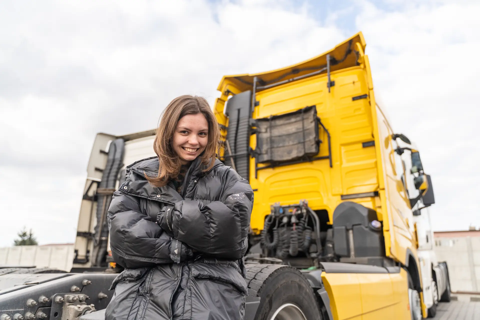 Pros and Cons of Being a Female Truck Driver: Explained
