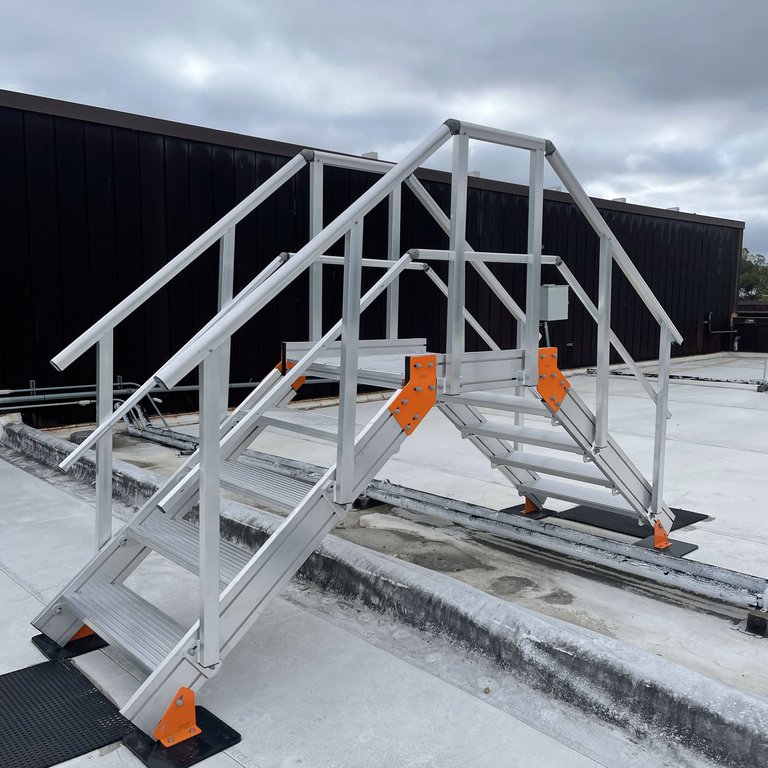 Aluminium crossover stairs | Kattsafe